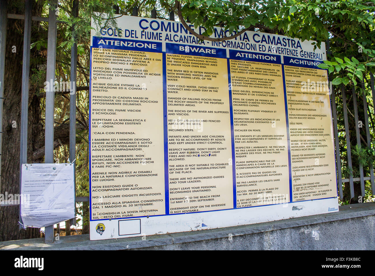Instructions sign board language hi-res stock photography and images ...