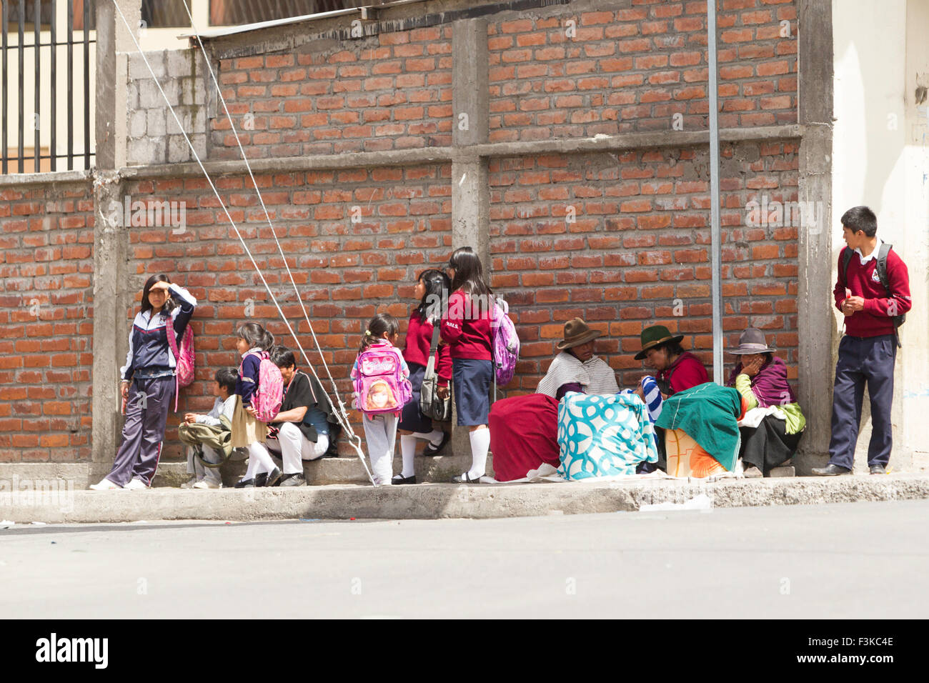 People waiting for the bus hi-res stock photography and images - Alamy