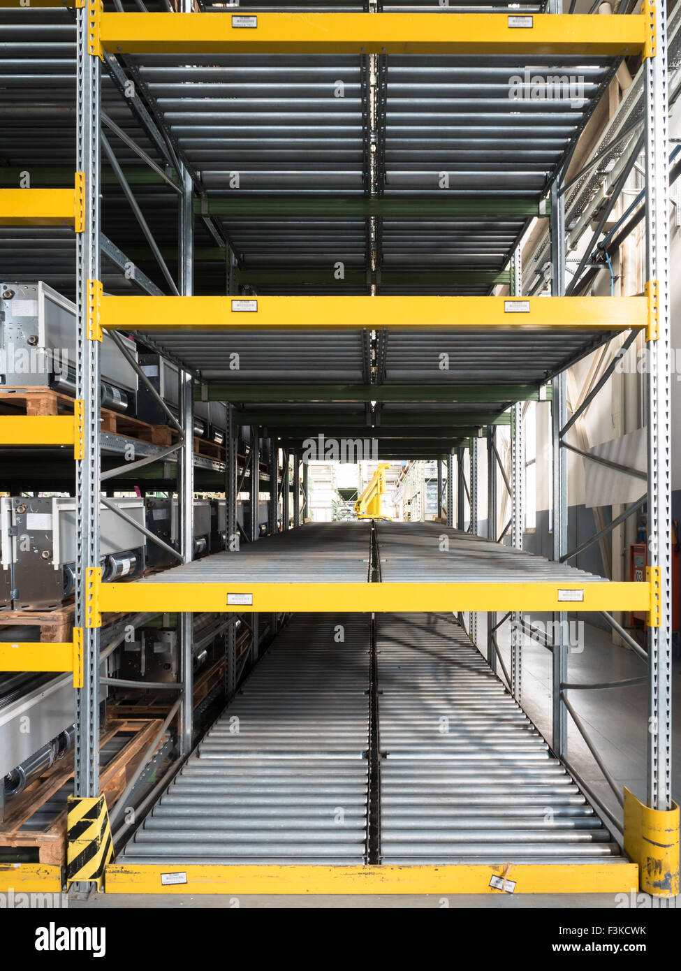 shelving gravity for pallets in a modern factory Stock Photo - Alamy