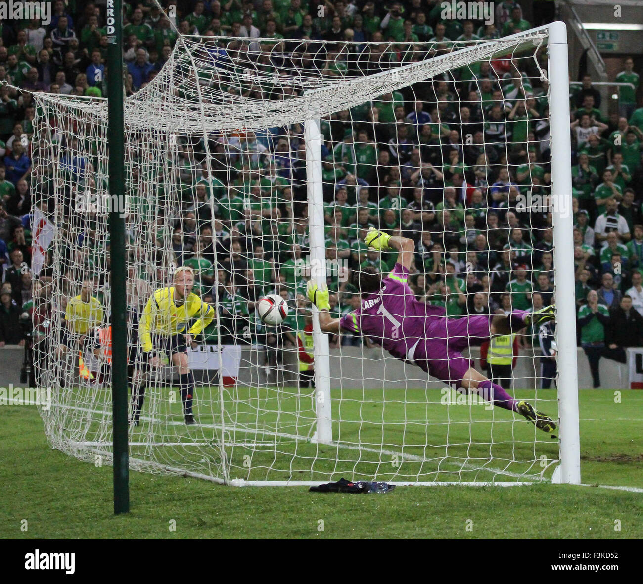 Goal being scored hi-res stock photography and images - Alamy