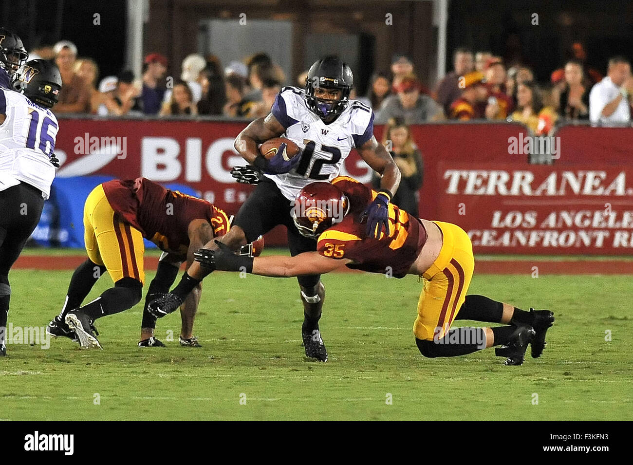 Los Angeles, CA, USA. 8th Oct, 2015. Washington Huskies fullback Dwayne ...