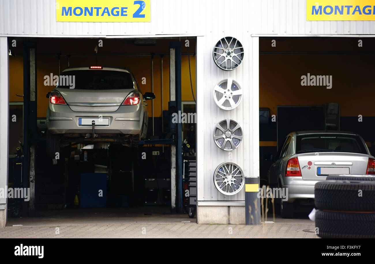 Auto Repair Shop Stock Photo - Alamy