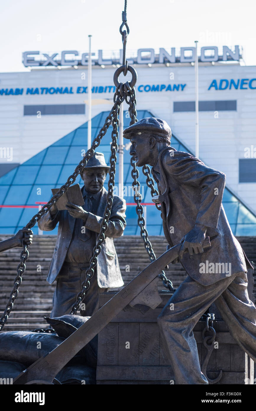 Dockers statue on Royal Victoria Square, Docklands, London, England, U ...