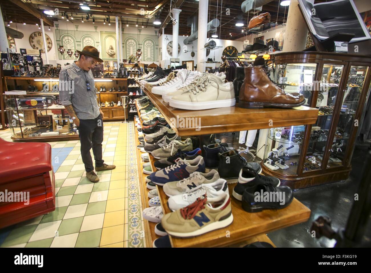 Los Angeles, California, USA. 30th Sep, 2015. A customer in American ...