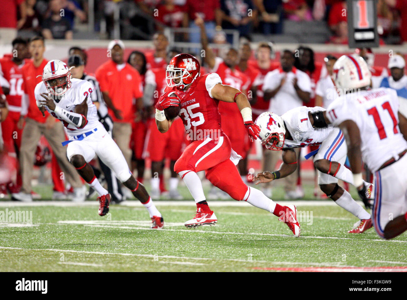 OCT 08 2015: Houston Cougars running back Kenneth Farrow (35) breaks ...