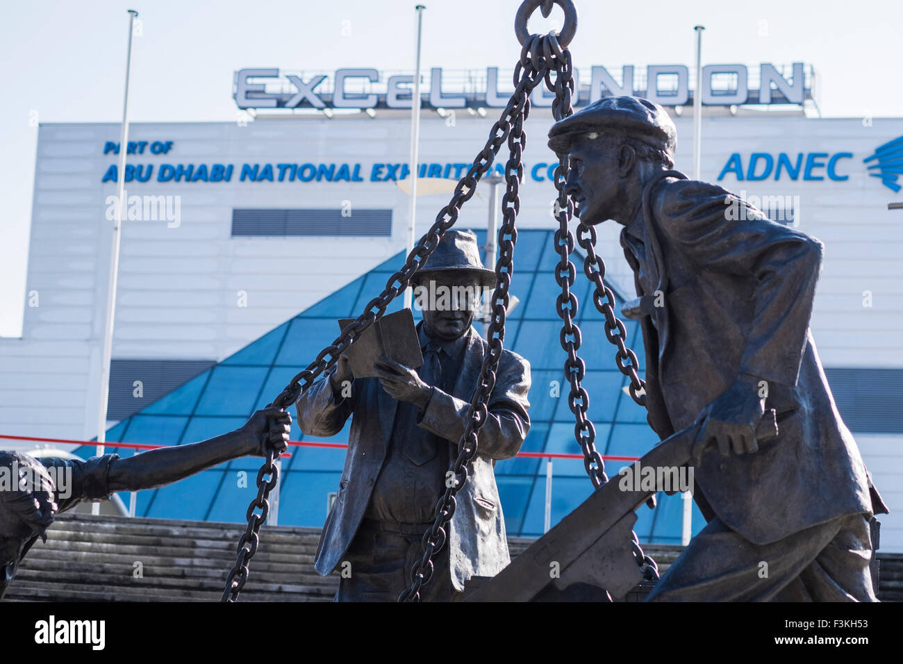 Dockers statue on Royal Victoria Square, Docklands, London, England, U ...