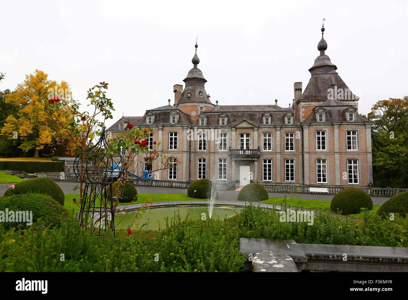 Shows exterior view castle hi-res stock photography and images - Alamy