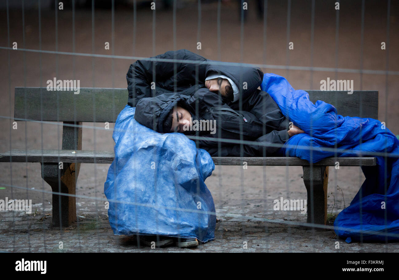 Two men sleeping on bench hi-res stock photography and images - Alamy