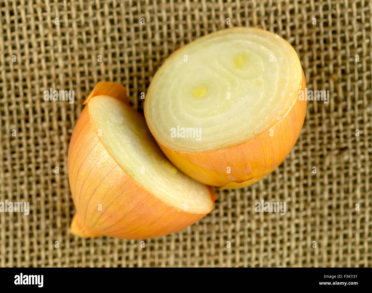 Aerial of onion halves on rustic hessian background Stock Photo - Alamy