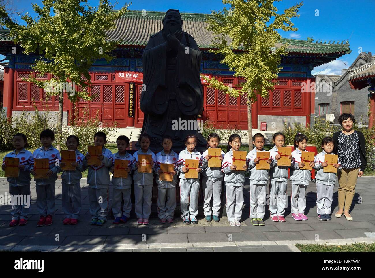 Beijing, China. 9th Oct, 2015. Pupils of Fuxue Hutong Primary School ...