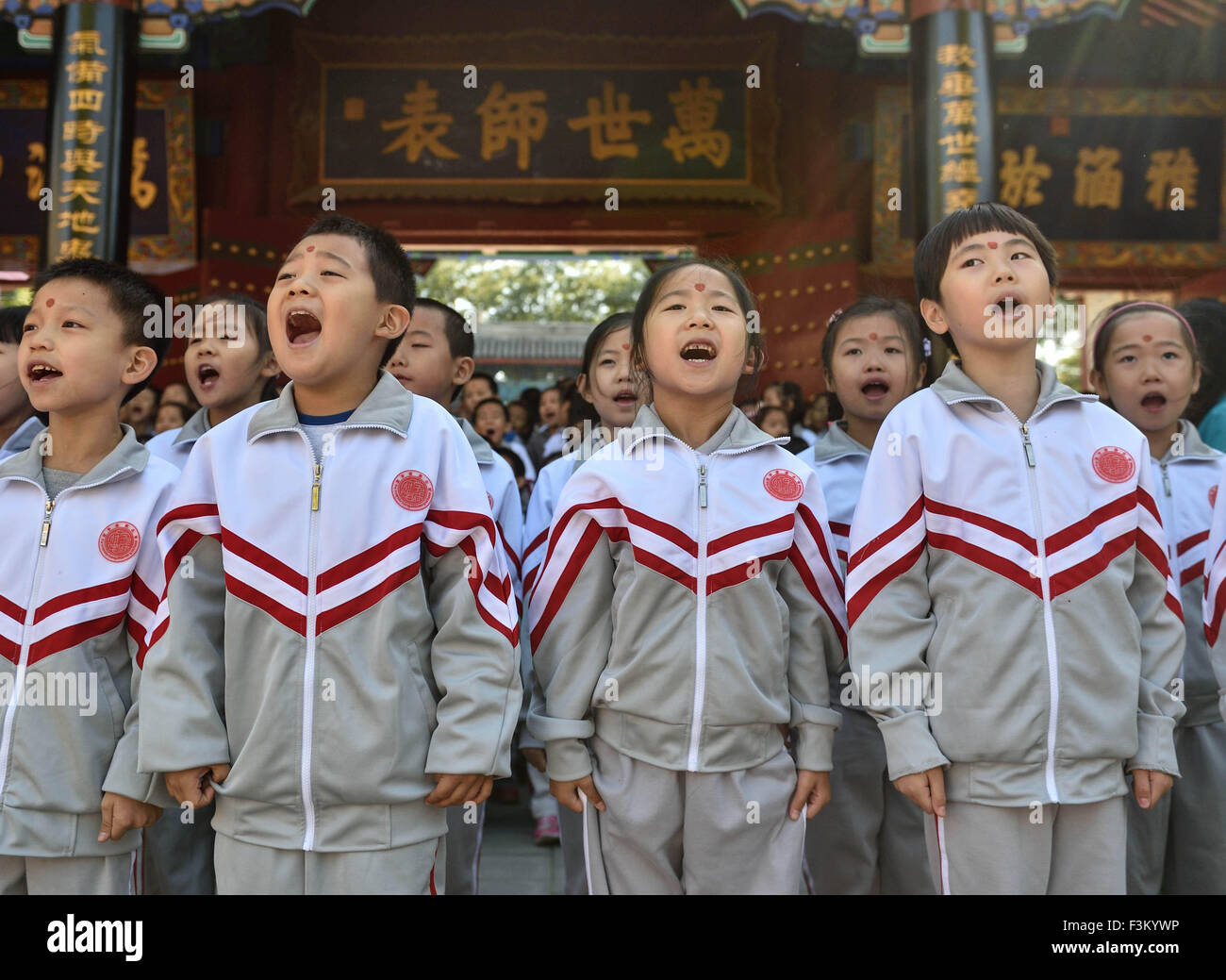 Beijing, China. 9th Oct, 2015. Pupils of Fuxue Hutong Primary School ...