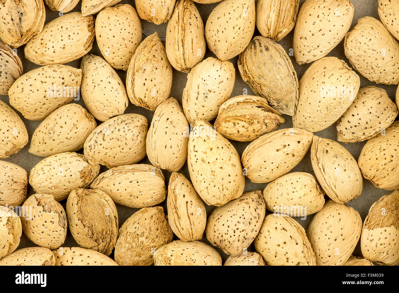 Un-shelled almonds background texture Stock Photo - Alamy