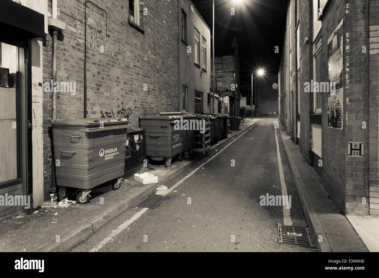 Alley full of rubbish hi-res stock photography and images - Alamy