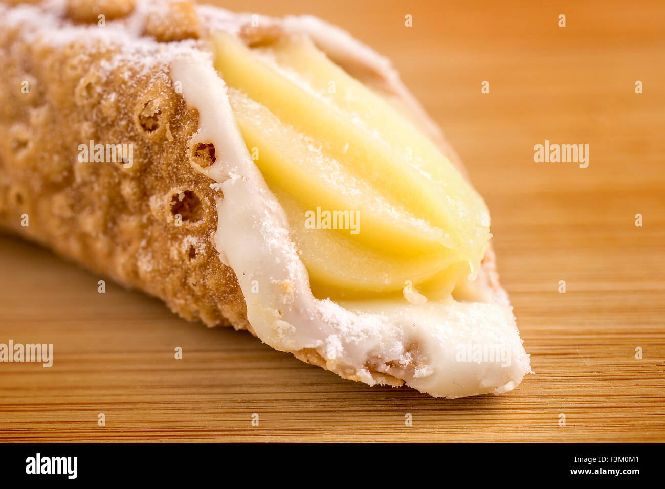 Gourmet delicious vanilla cannoli Stock Photo - Alamy