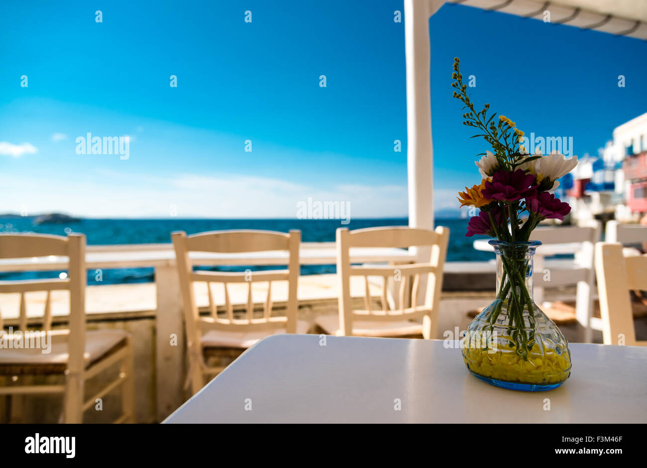 Waterfront dining table hi-res stock photography and images - Alamy