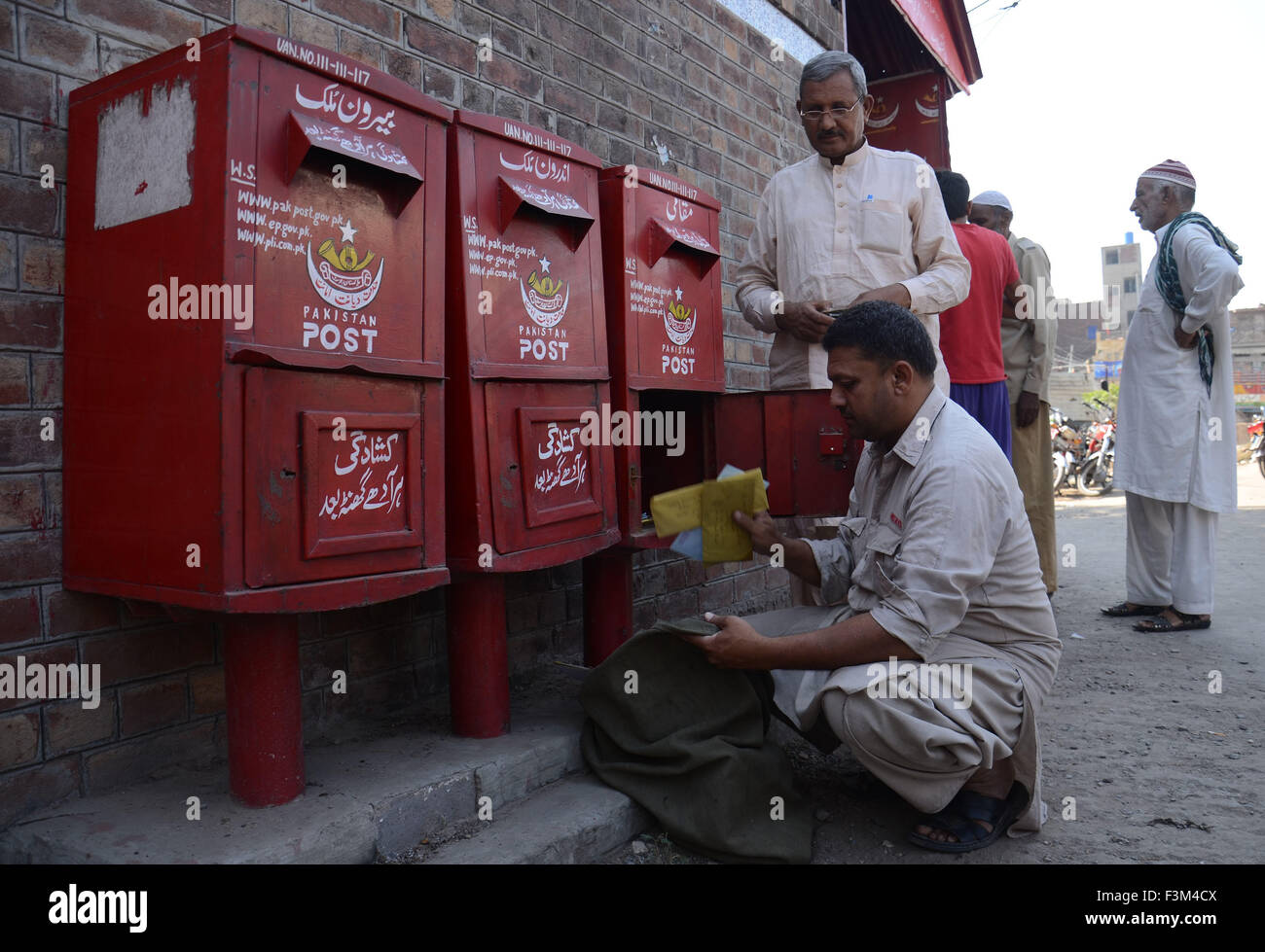Lahore, Pakistan. 09th Oct, 2015. Pakistani post office worker sorts ...