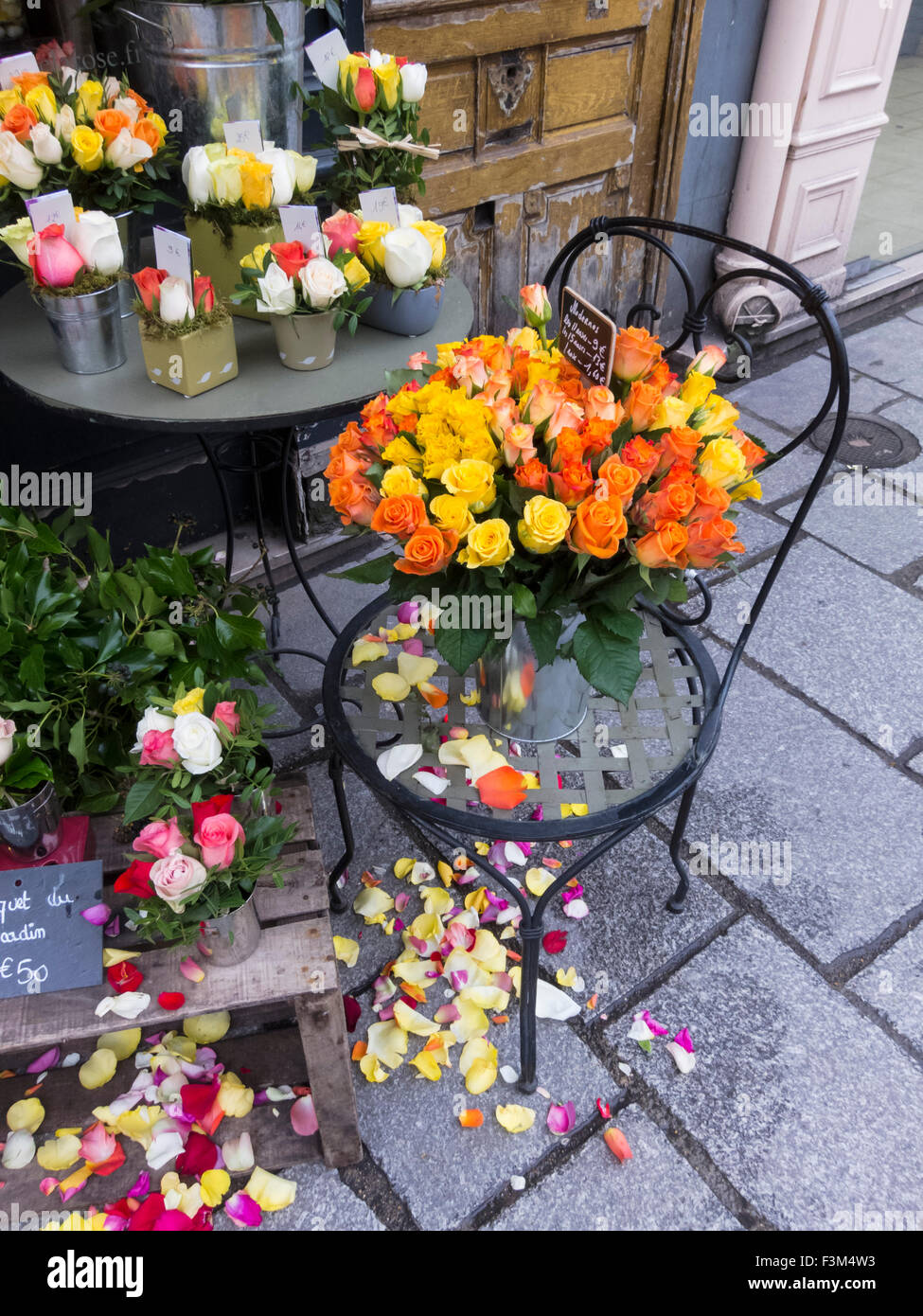 Paris roses hi-res stock photography and images - Alamy