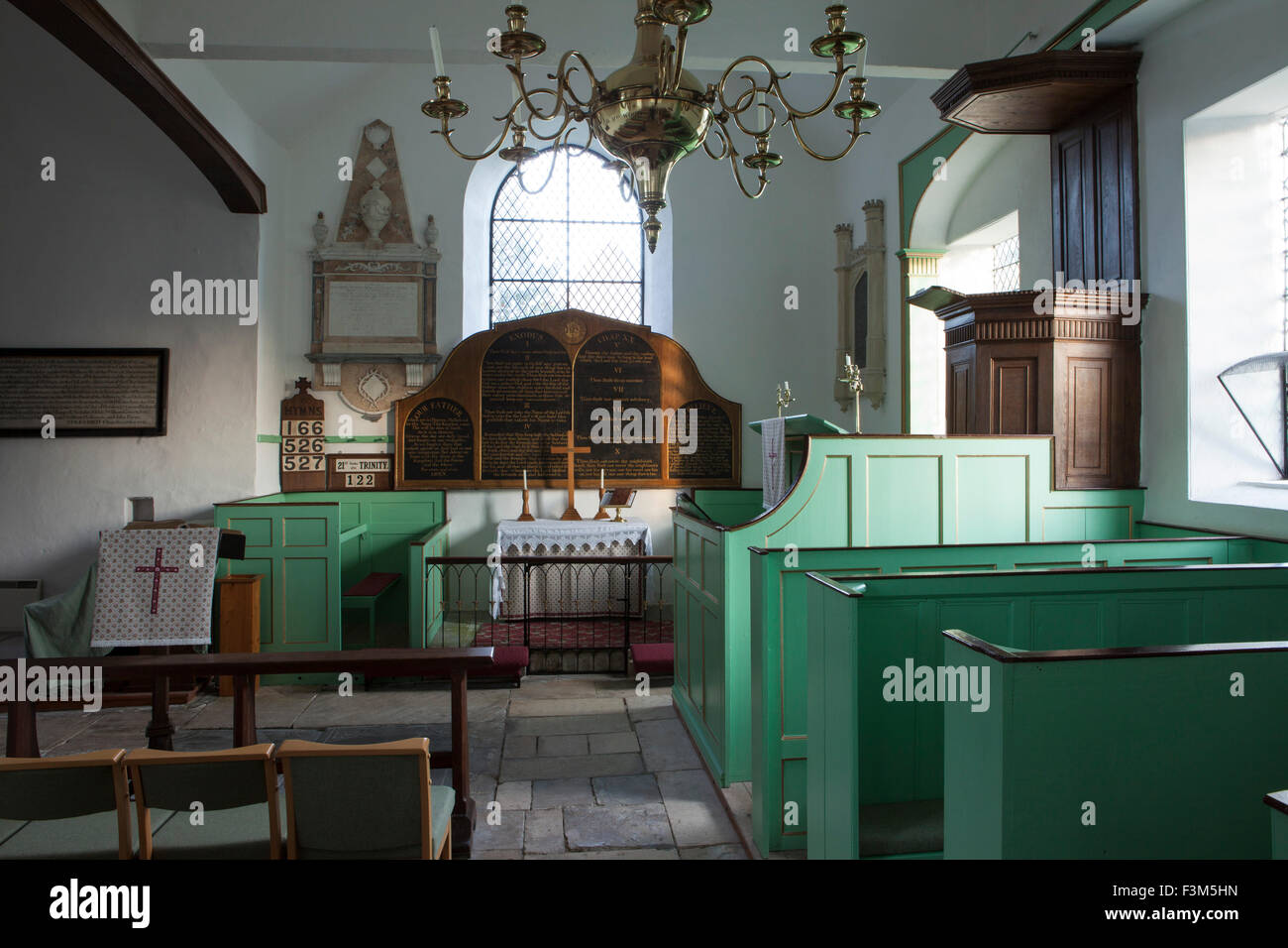 English church interior hi-res stock photography and images - Alamy