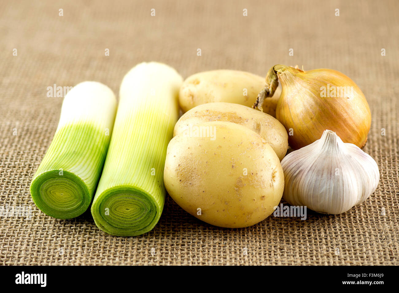 Fresh garlic, potato, leek and onion on burlap sack Stock Photo - Alamy