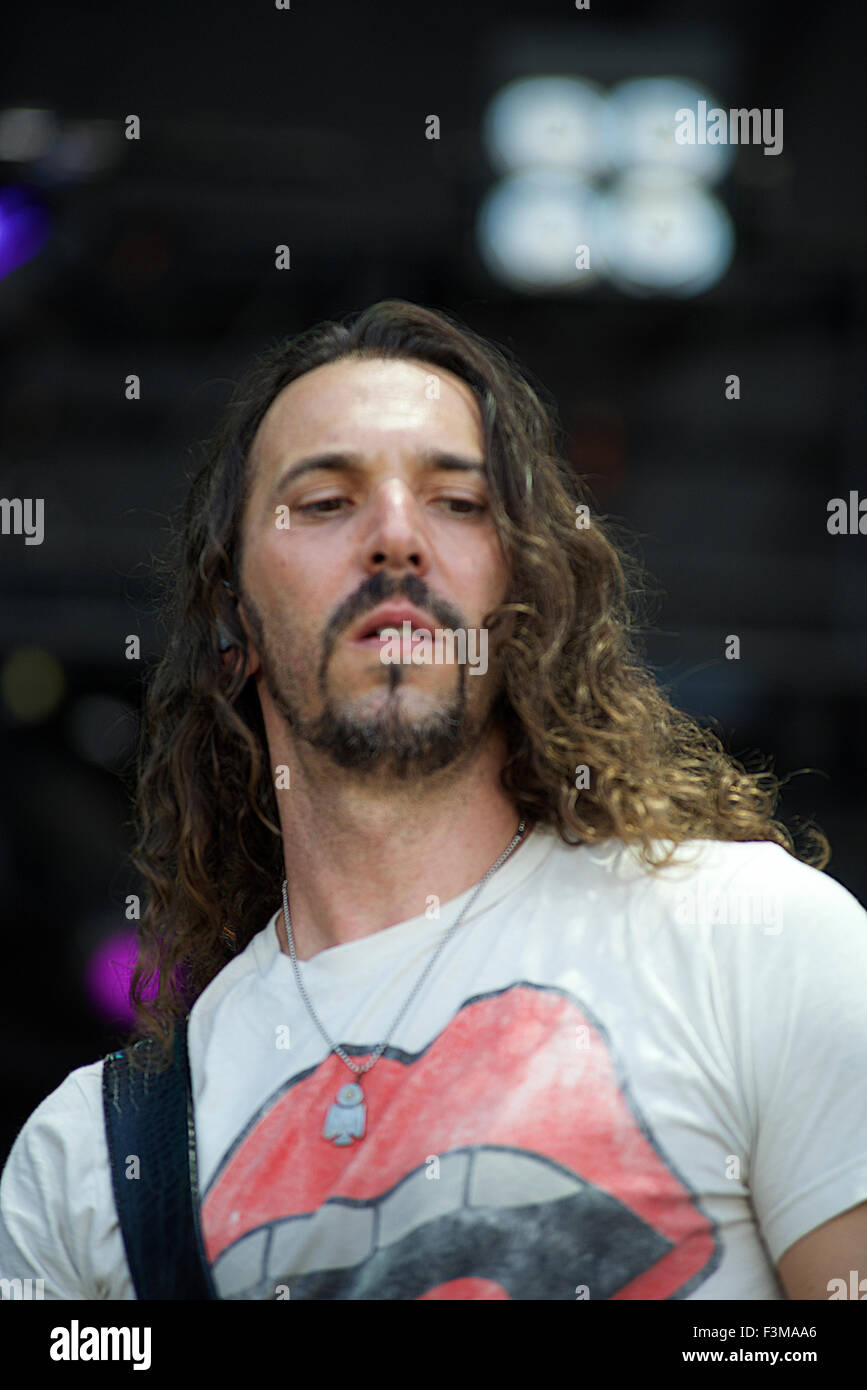 Jeff Coplan of Blackjack Billy in performance at the Kicker Country ...