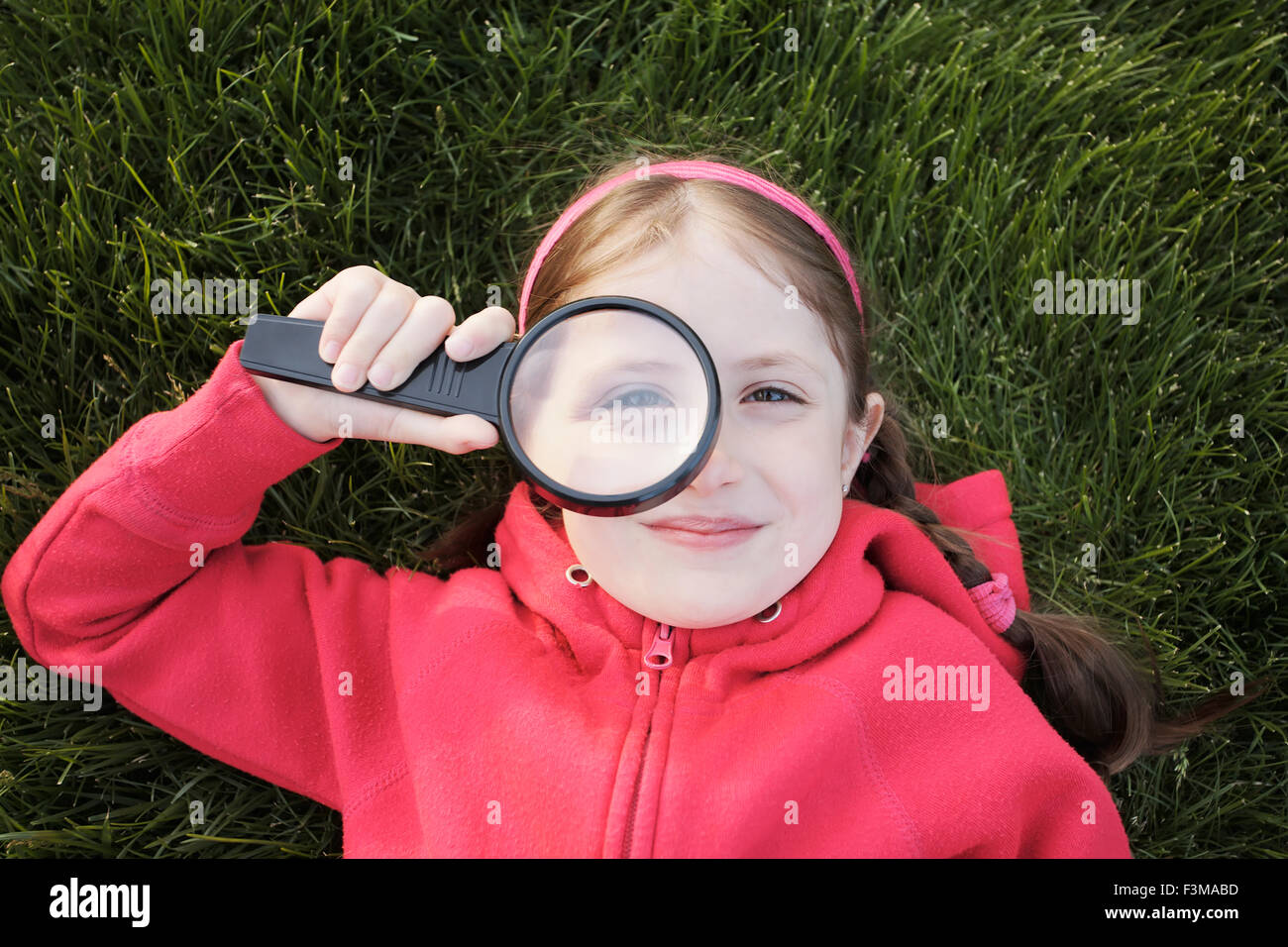Clock magnifying glass hi-res stock photography and images - Alamy