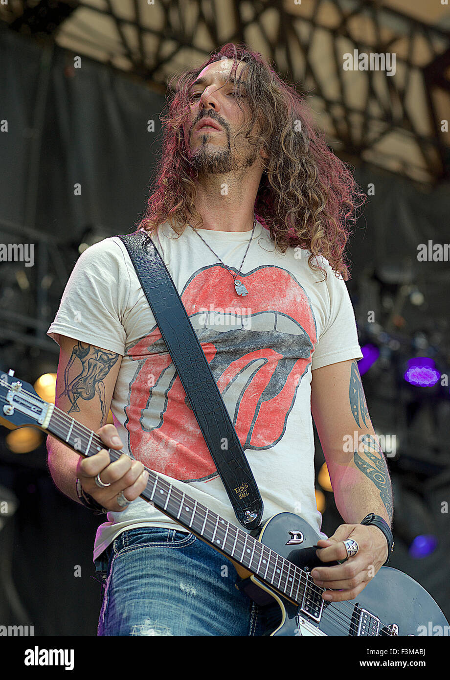 Jeff Coplan of Blackjack Billy in performance at the Kicker Country ...