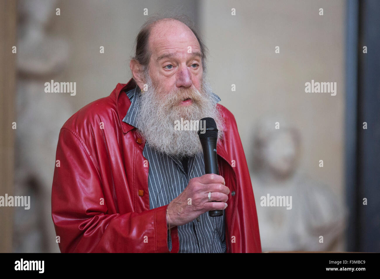 Woodstock, Oxfordshire, UK. 09/10/2015. Pictured: artist Lawrence ...