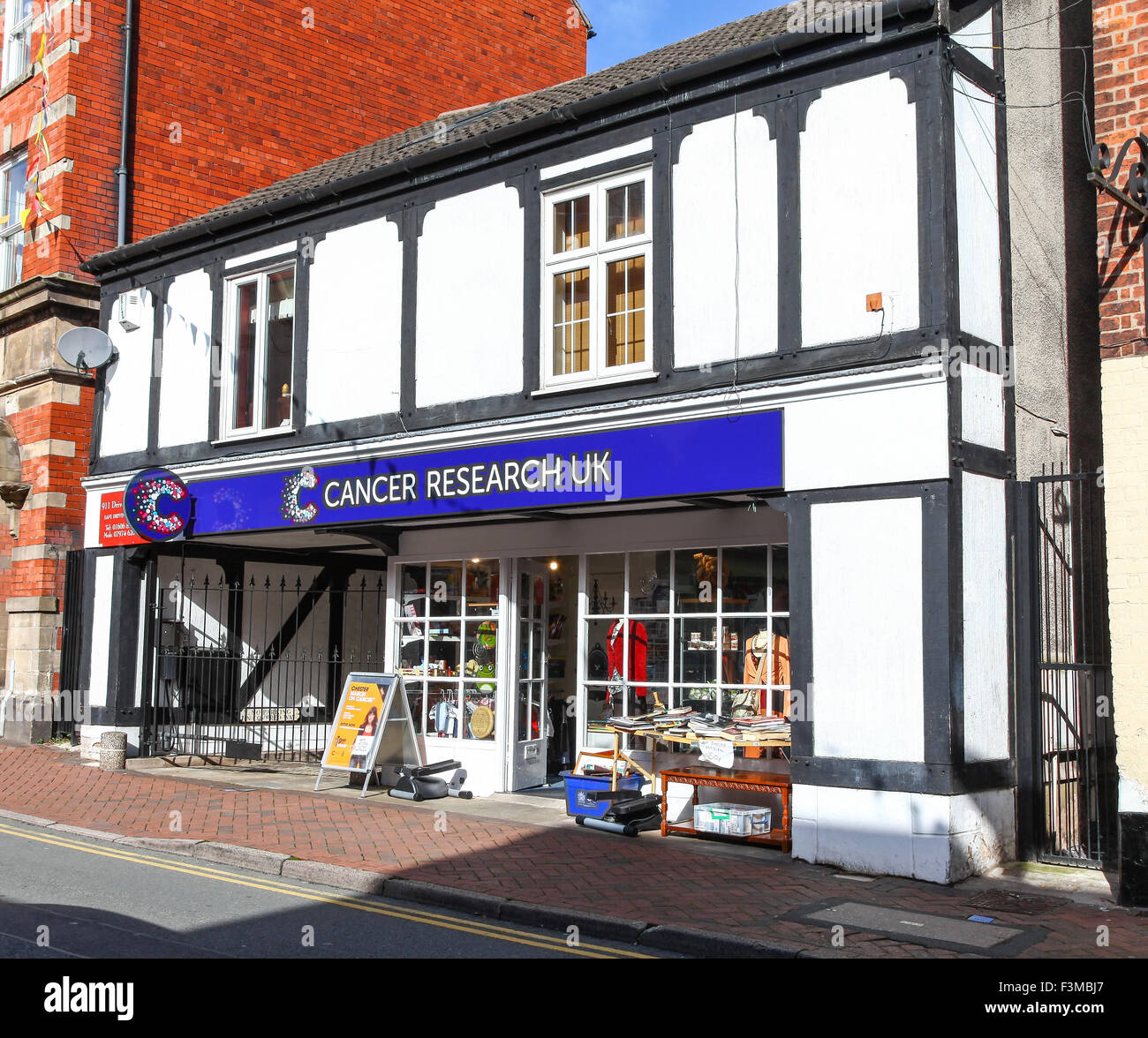 Cancer research shop front hi-res stock photography and images - Alamy