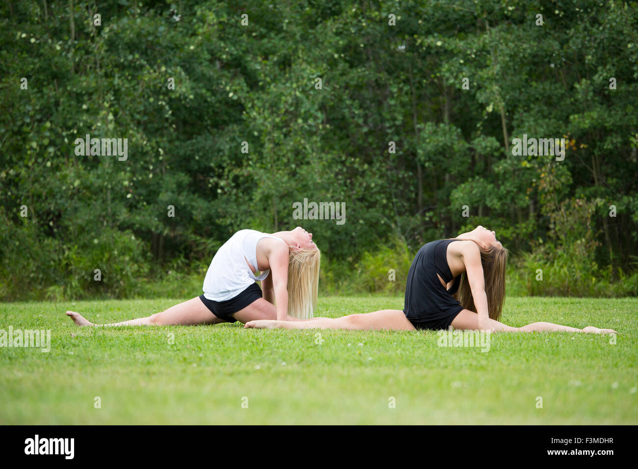 Gymnast doing splits hi-res stock photography and images - Alamy