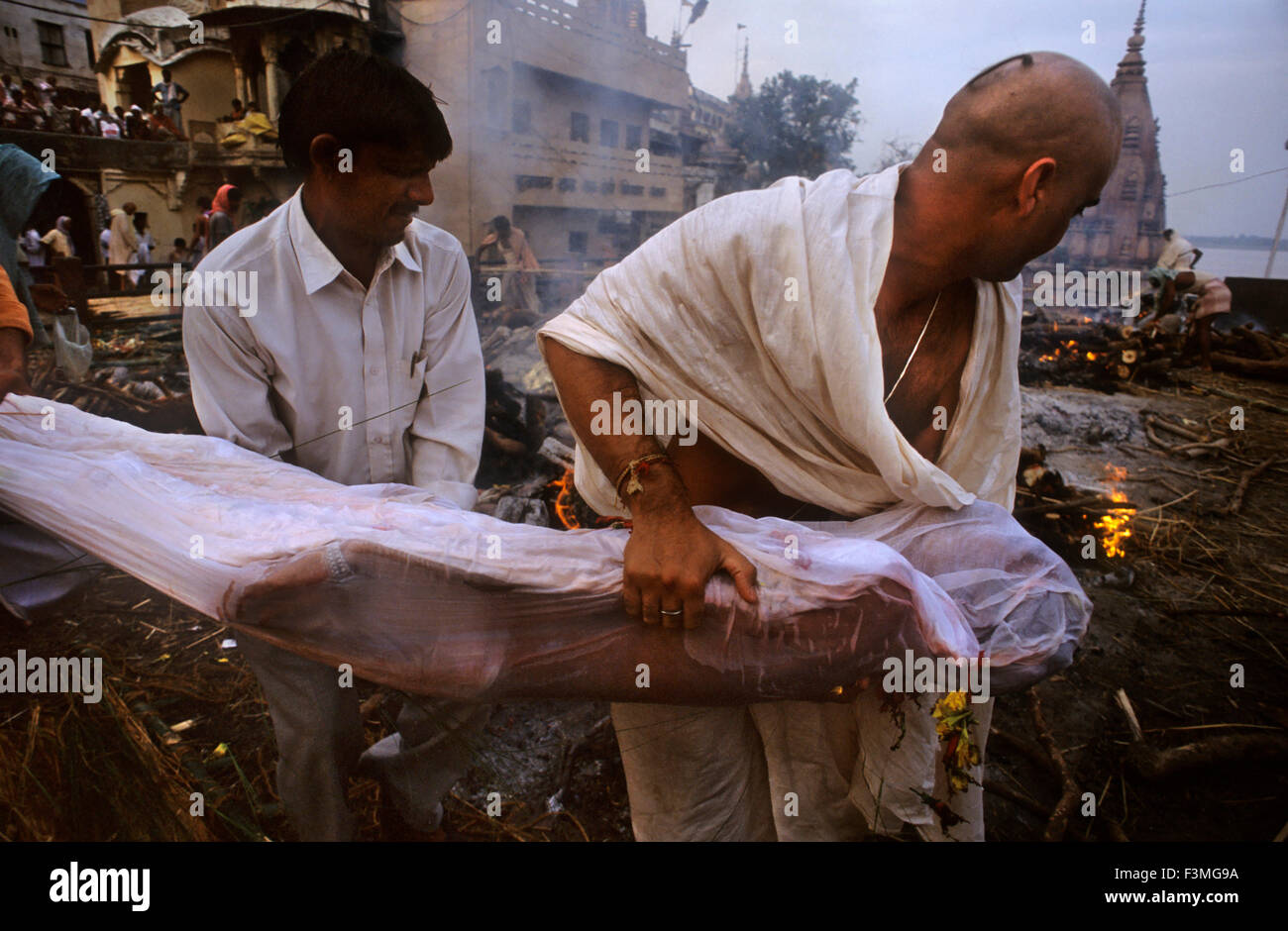 Cremation bodies in manikarnika hi-res stock photography and images - Alamy