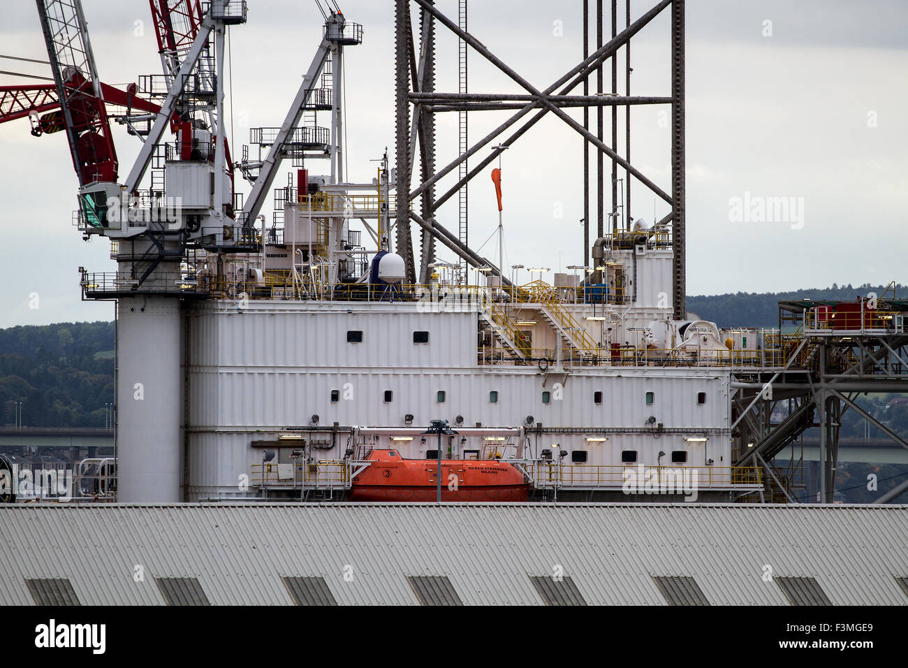 The Rowan Stavanger jack-up oil rig berthed at Prince Charles Wharf in ...