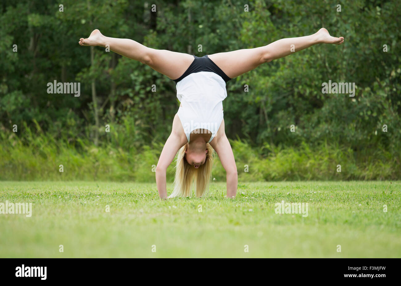 Gymnast balance one hand hi-res stock photography and images - Alamy
