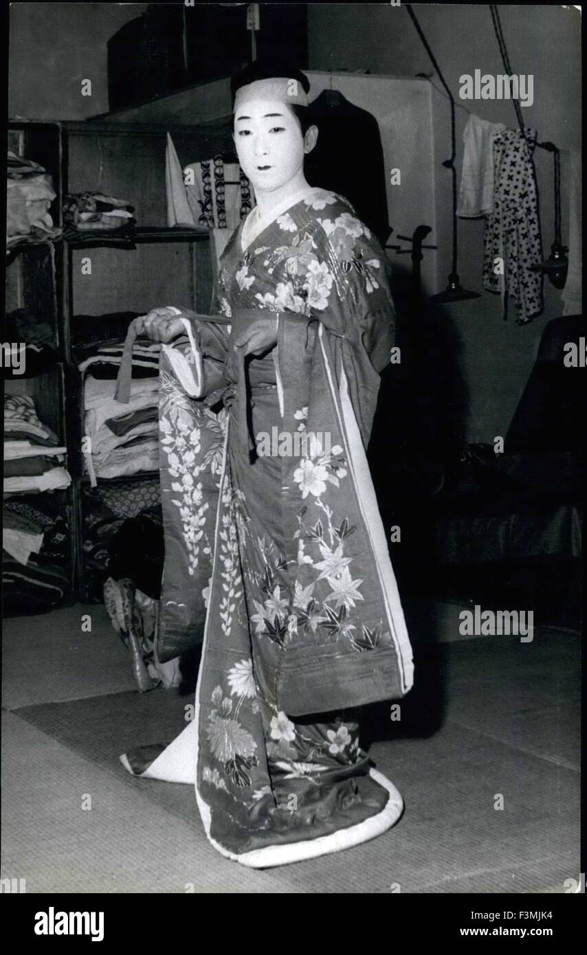 Tokicho Nakamura nearly full dressed as a courtesan of old Japan ...