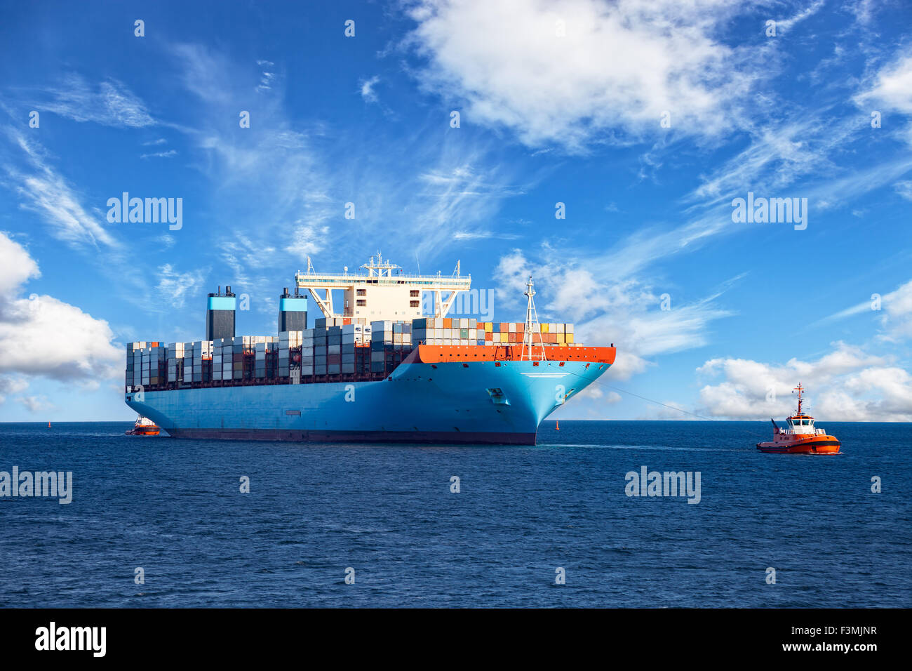 Container ship and tug hi-res stock photography and images - Alamy