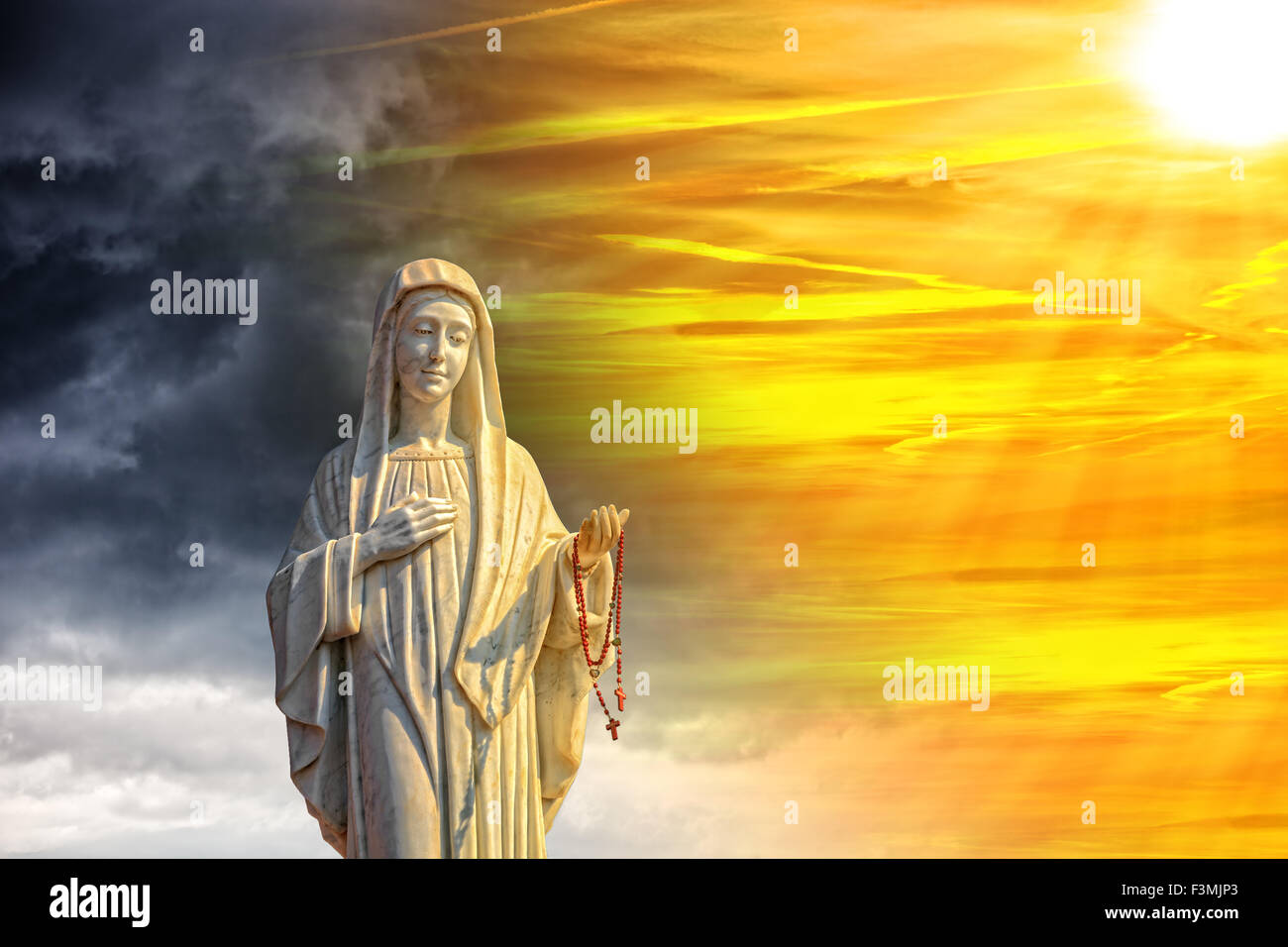 White virgin mary figure hi-res stock photography and images - Alamy
