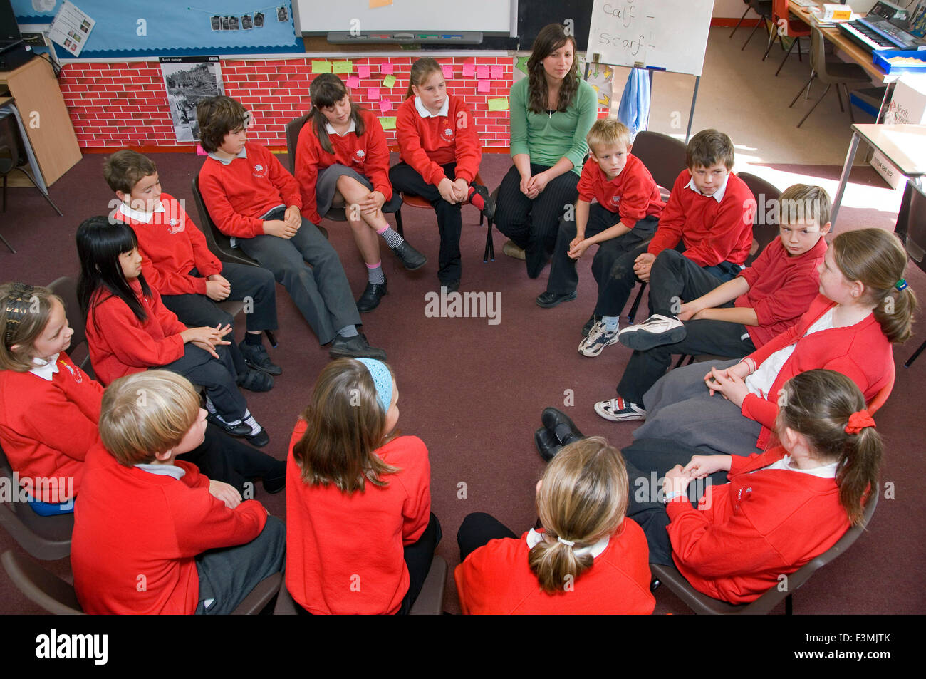 Junior school class teaching pupils hi-res stock photography and images ...