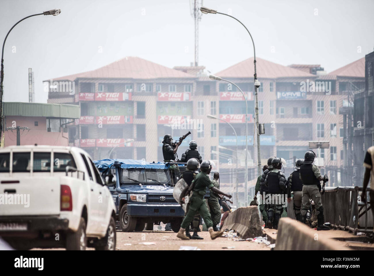 Police try to stop the looting of the Madina neighbourhood of Conakry ...