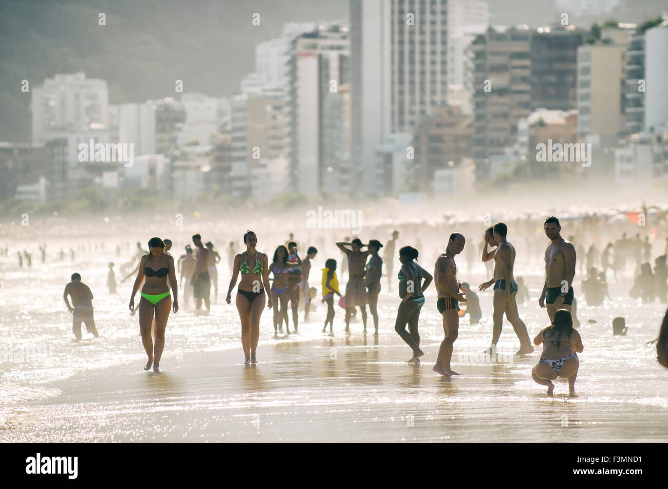 Crowd silhouettes on beach sunset hi-res stock photography and images ...