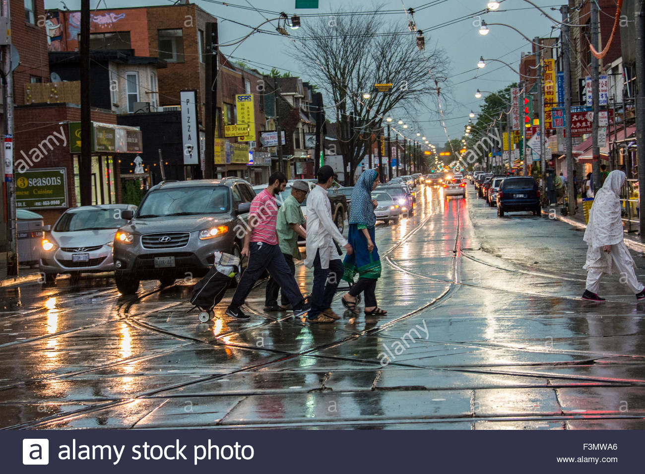 Rainy City Street Stock Photos & Rainy City Street Stock Images - Alamy