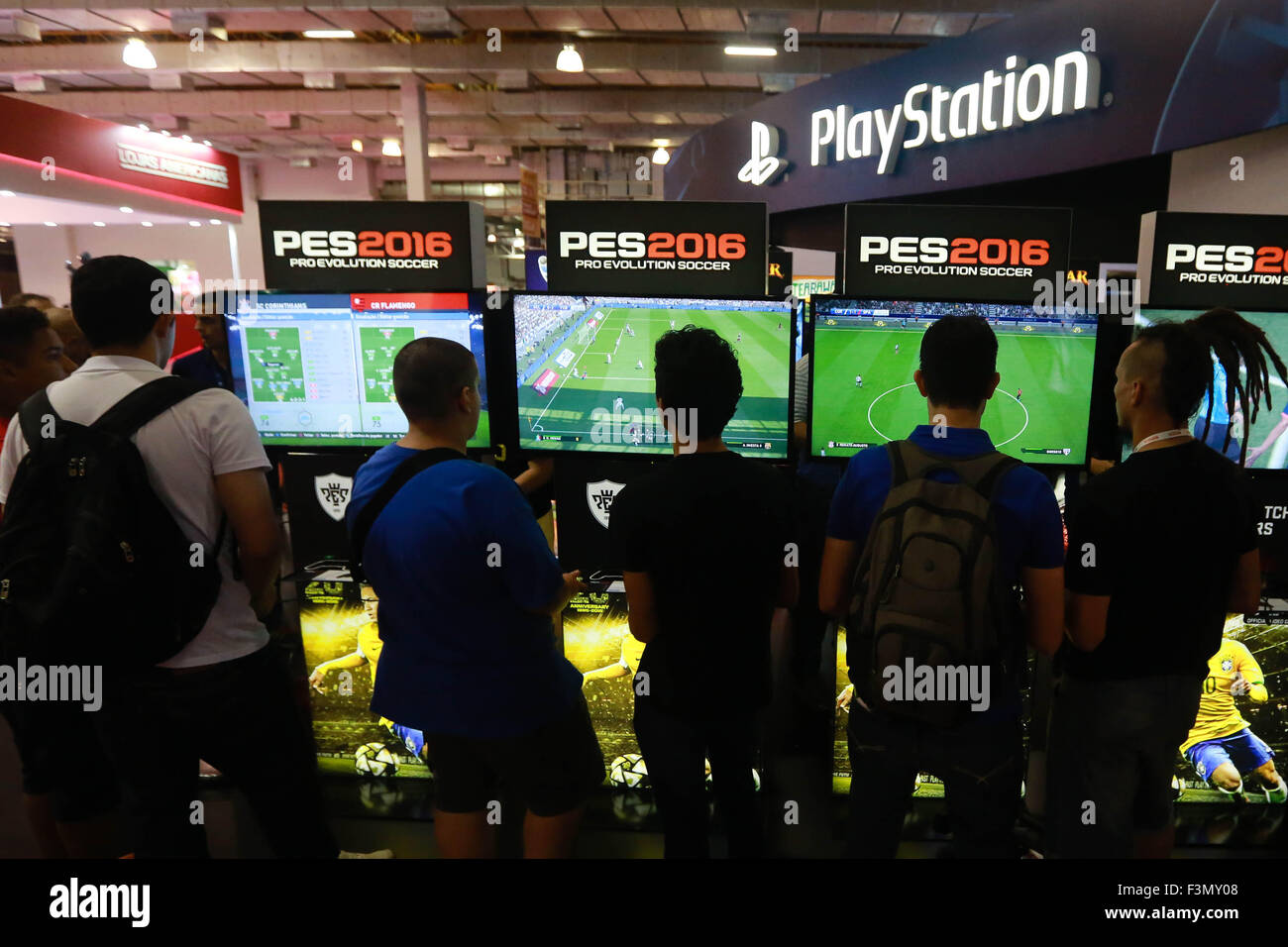 Sao Paulo, Brazil. 08th Oct, 2015. Visitors in Brazil Game Show, the ...