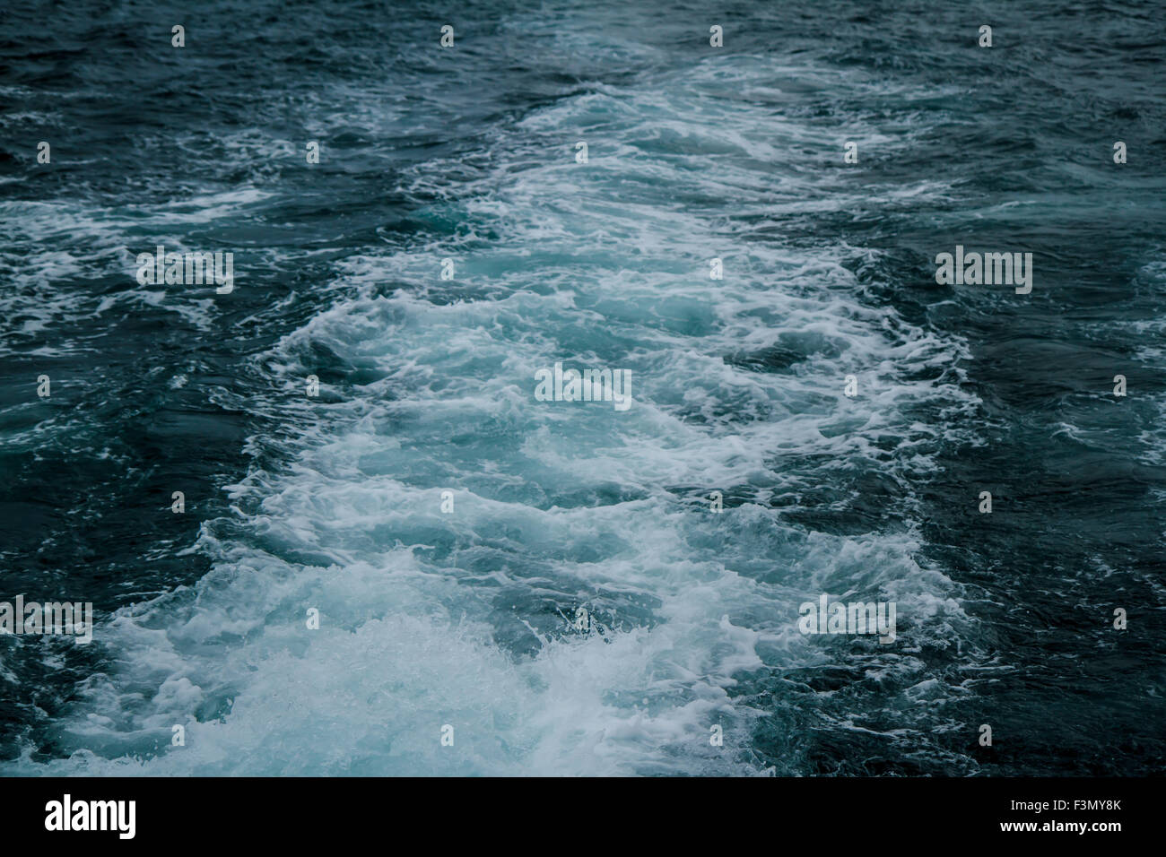 Stern waves hi-res stock photography and images - Alamy