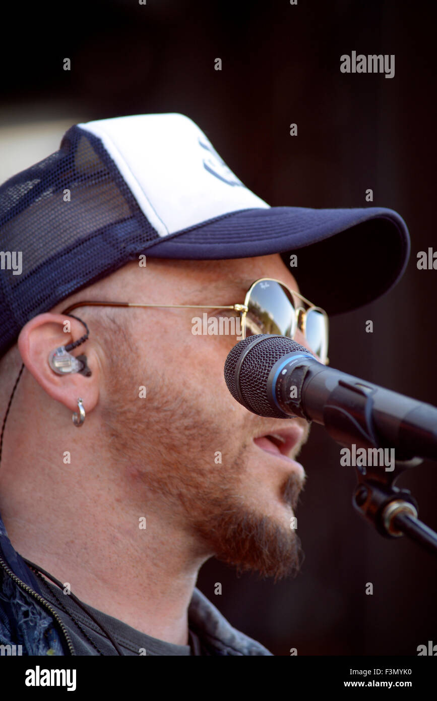 Billboard music chart hi-res stock photography and images - Alamy