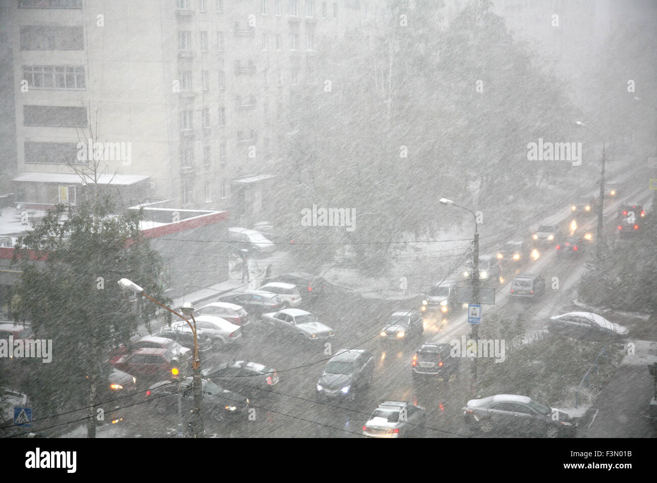 Wind, snow, city hi-res stock photography and images - Alamy