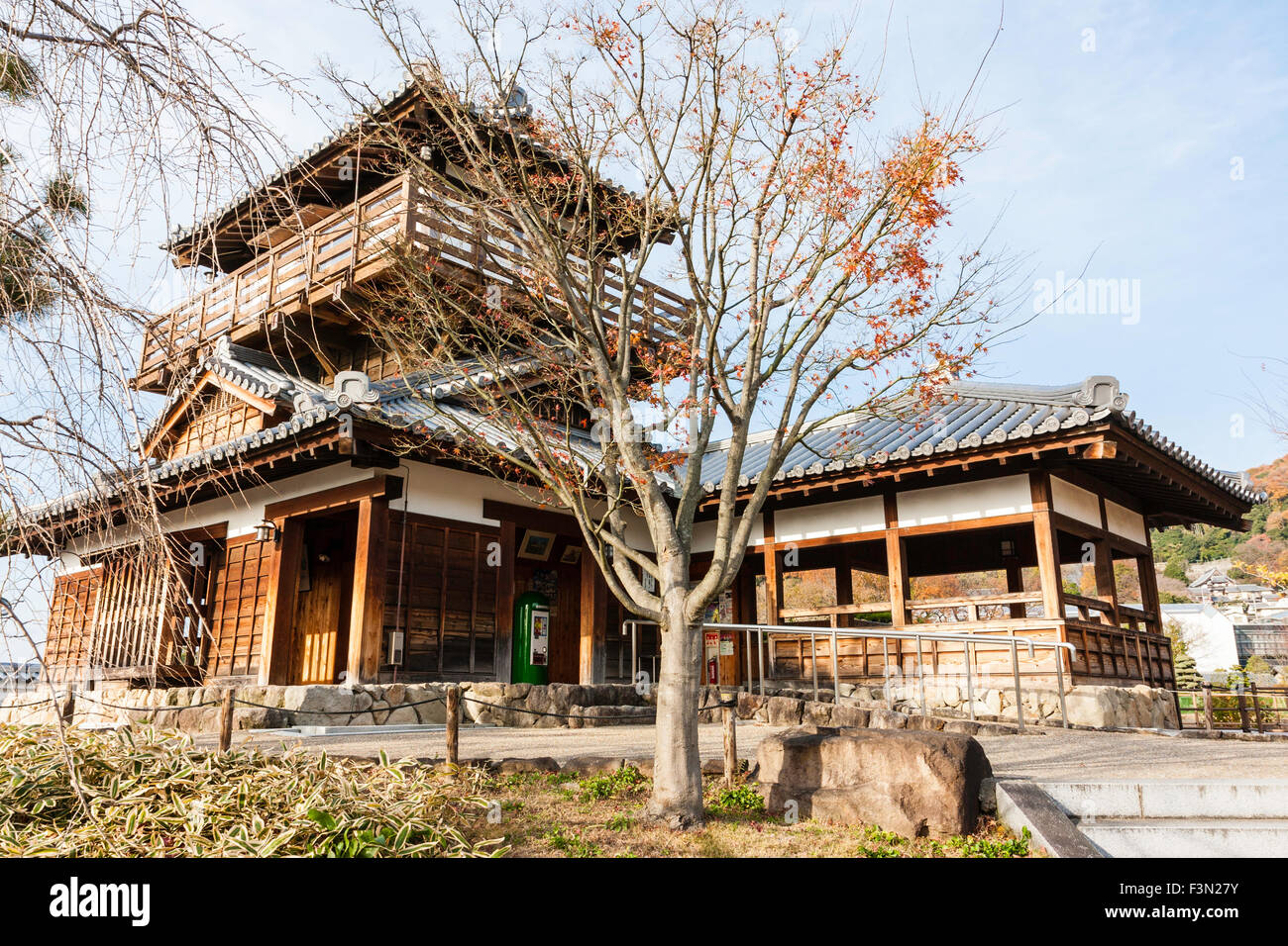 Path leading to the reconstructed Japanese castle at Ikeda, near Osaka ...