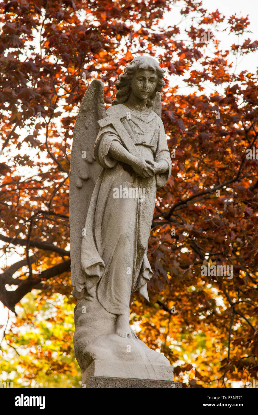 Green wood cemetery cross hi-res stock photography and images - Alamy