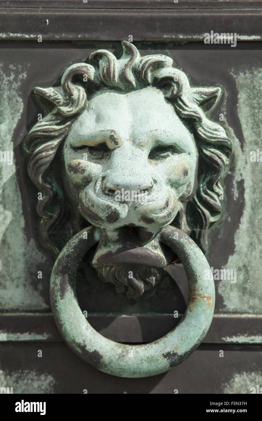 Lion handle hi-res stock photography and images - Alamy
