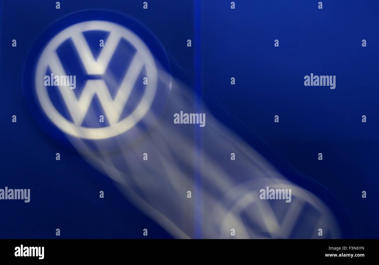 Marktoberdorf, Germany. 9th Oct, 2015. The illuminated logo of carmaker ...