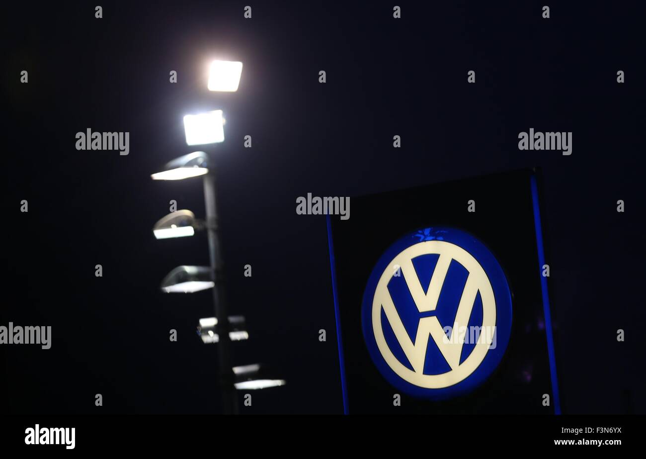 Marktoberdorf, Germany. 9th Oct, 2015. The illuminated logo of carmaker ...