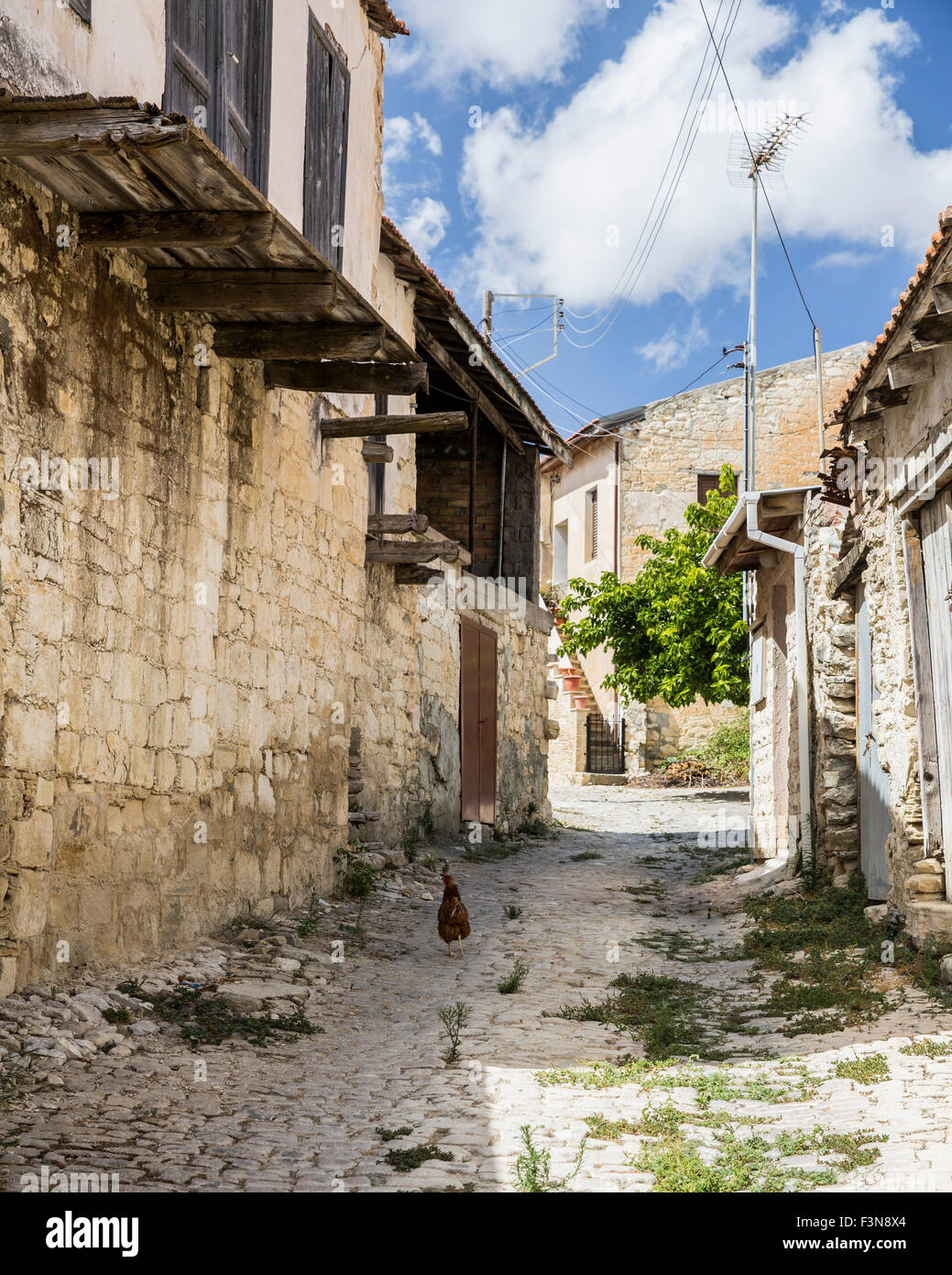 Cobbled alleyway hi-res stock photography and images - Alamy