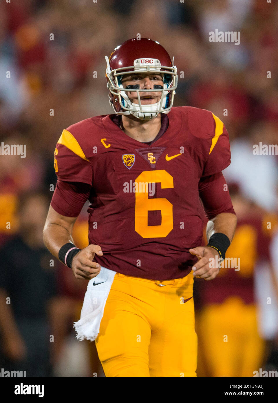 Los Angeles, CA, USA. 08th Oct, 2015. USC quarterback (6) Cody Kessler ...